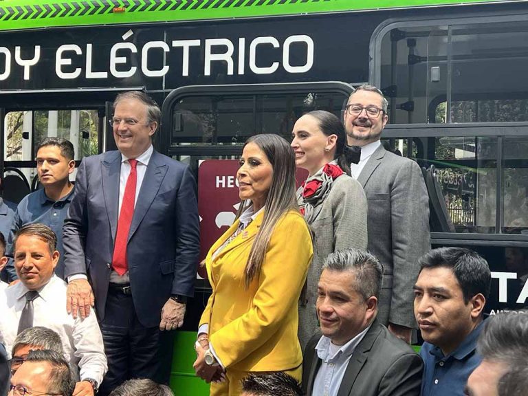 El secretario Marcelo Ebrard entregó el distintivo Hecho en México a ...