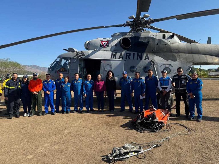 Pilotos Navales realizan maniobras de alto riesgo para combatir ...